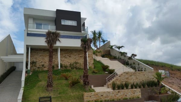 Casa em Declive: Como Construir + 24 Exemplos Inacreditáveis!